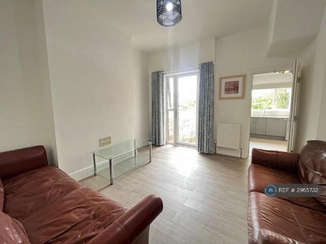 5 bedroom end of terrace house to rent