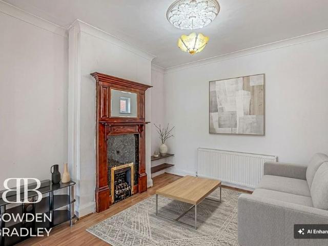 5 bedroom end of terrace house to rent