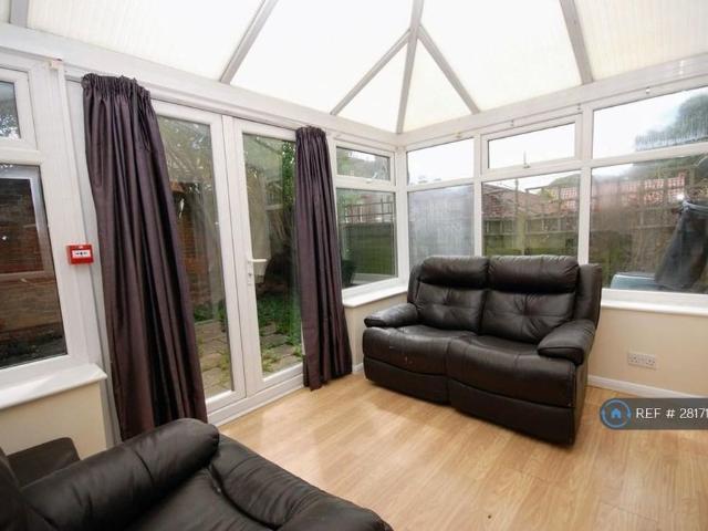 5 bedroom end of terrace house to rent