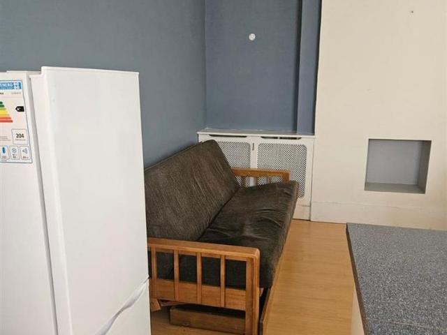 5 bedroom end of terrace house to rent