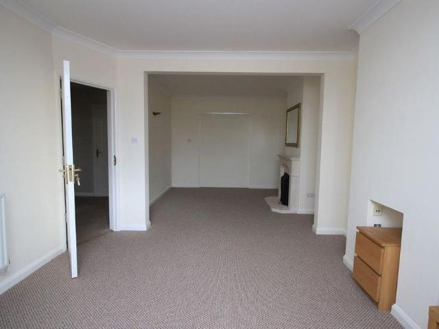 5 bedroom end of terrace house to rent