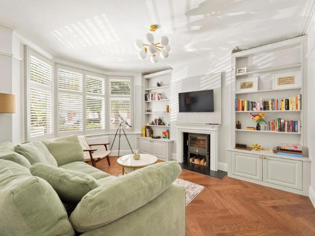 5 bedroom end of terrace house to rent