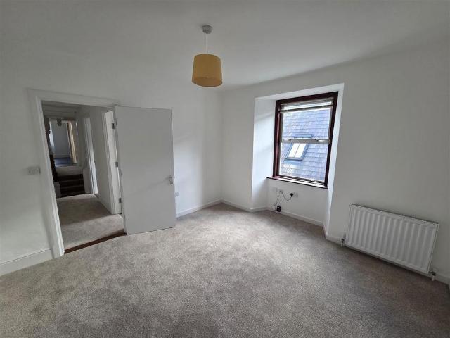 5 bedroom end of terrace house to rent