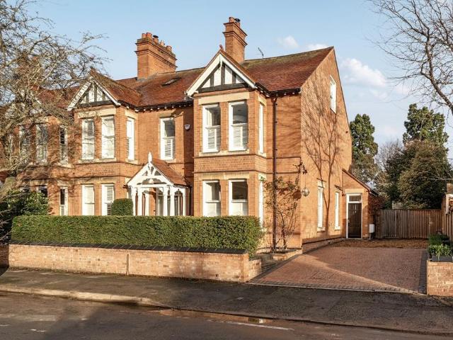 5 bedroom end of terrace house to rent