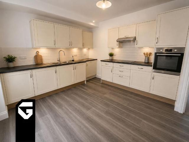 5 bedroom end of terrace house to rent