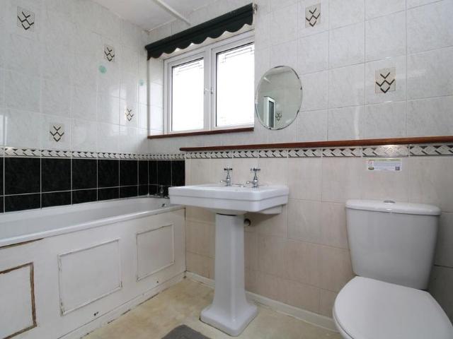 5 bedroom end of terrace house to rent