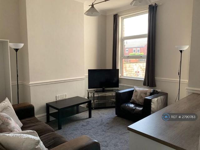 5 bedroom end of terrace house to rent