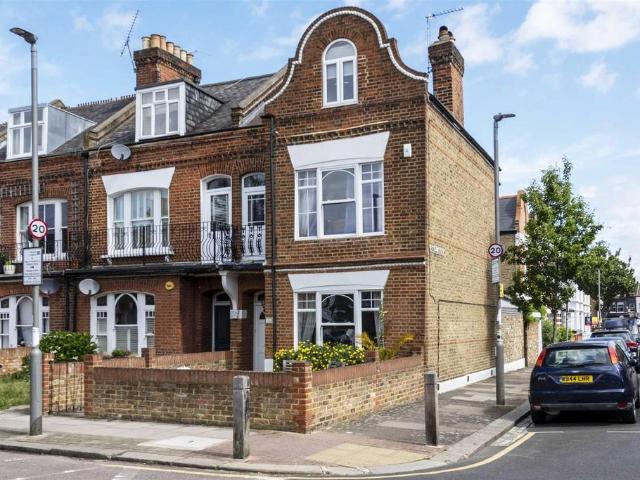 5 bedroom end of terrace house to rent