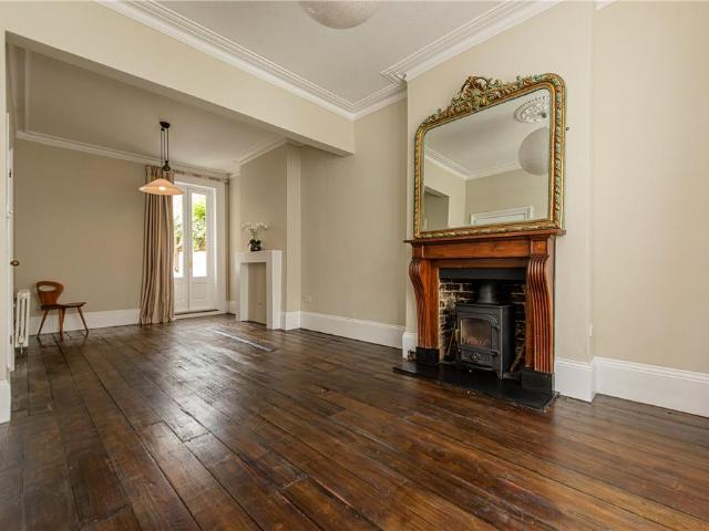 5 bedroom end of terrace house to rent