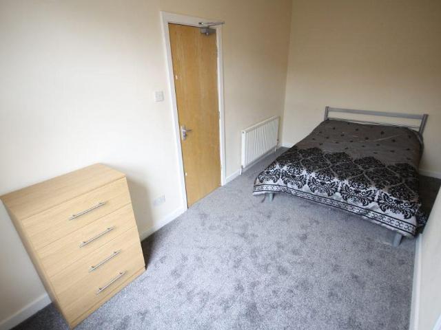5 bedroom end of terrace house to rent