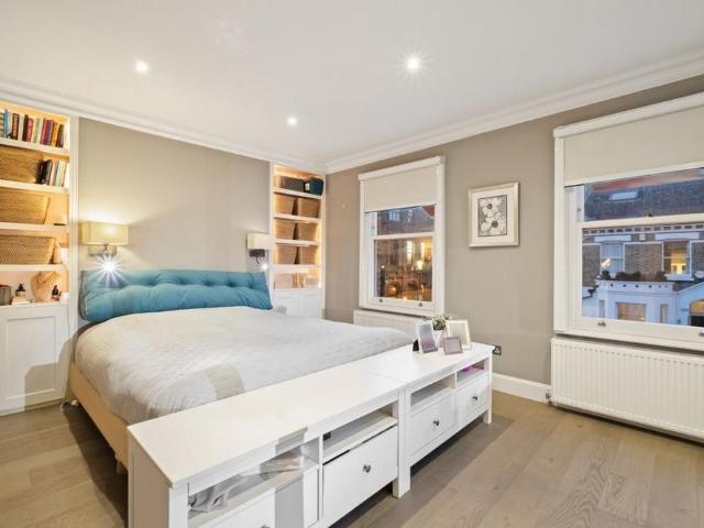 5 bedroom end of terrace house to rent