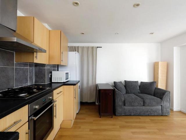 5 bedroom end of terrace house to rent