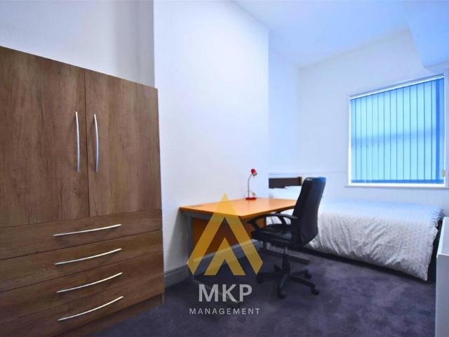 5 bedroom end of terrace house to rent