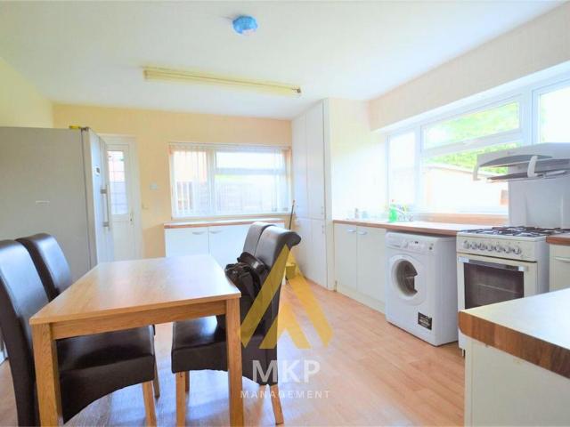 5 bedroom end of terrace house to rent