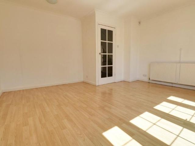 5 bedroom end of terrace house to rent