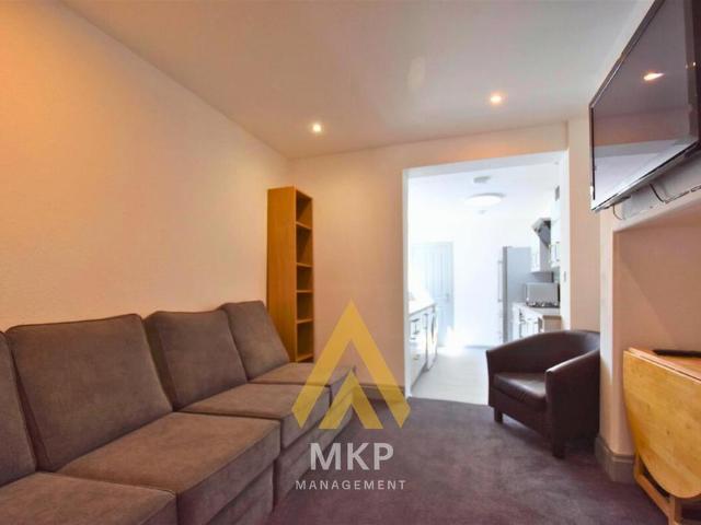 5 bedroom end of terrace house to rent