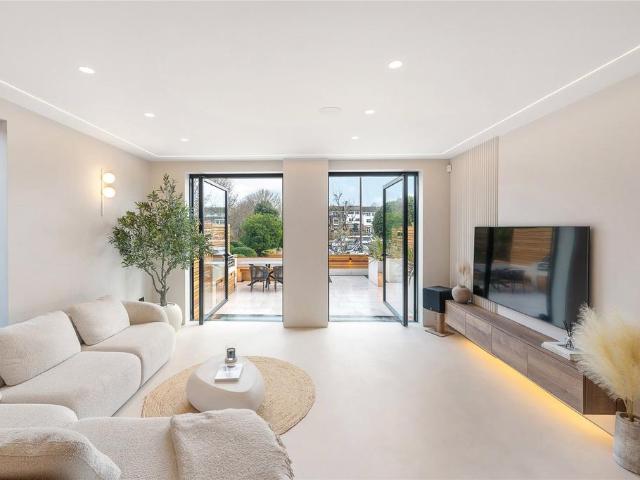 5 bedroom end of terrace house to rent