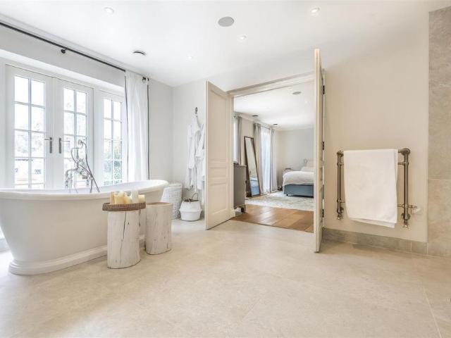 5 bedroom end of terrace house to rent