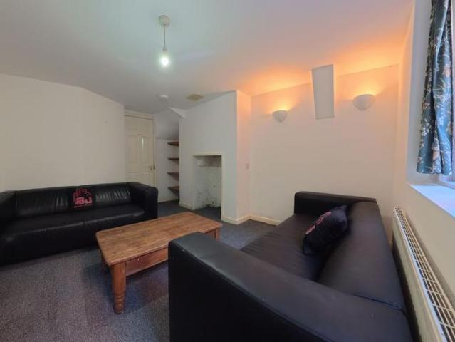 5 bedroom end of terrace house to rent
