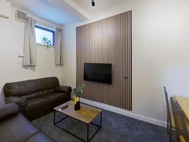 5 bedroom end of terrace house to rent
