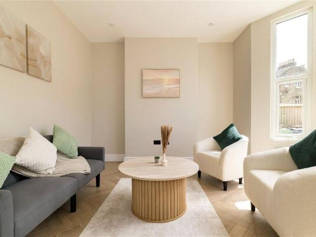 5 bedroom end of terrace house to rent