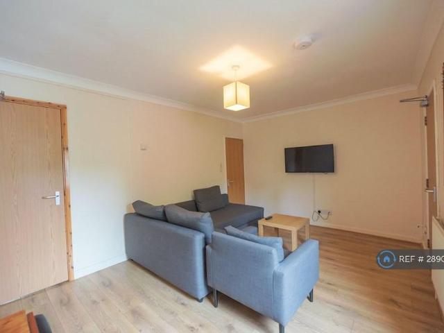 5 bedroom end of terrace house to rent