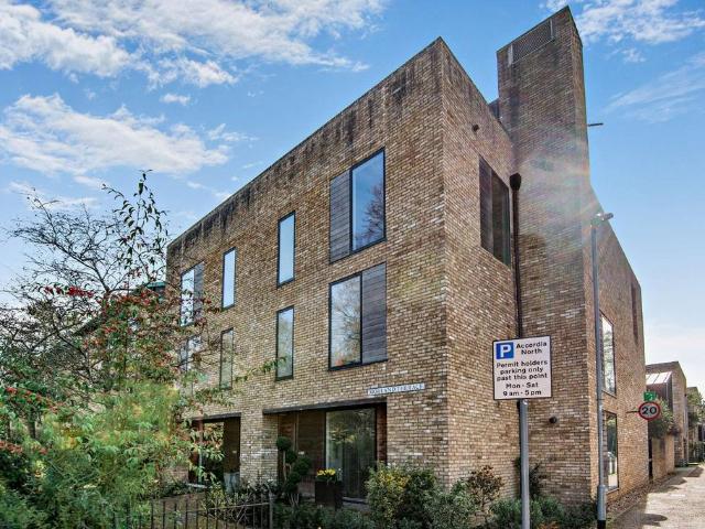 5 bedroom end of terrace house to rent