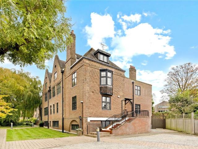 5 bedroom end of terrace house to rent