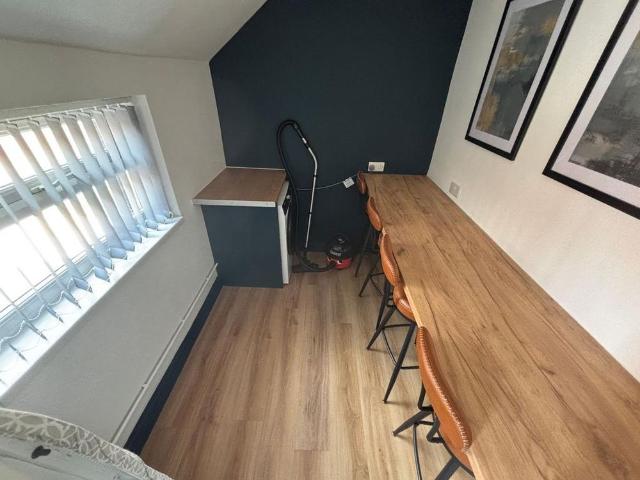 5 bedroom end of terrace house to rent