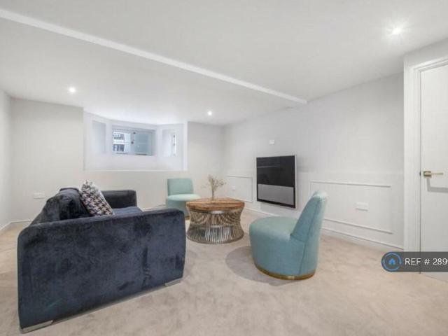 5 bedroom end of terrace house to rent