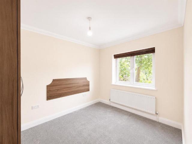 5 bedroom end of terrace house to rent