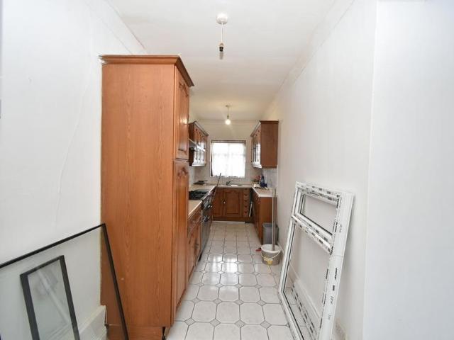 5 bedroom end of terrace house to rent