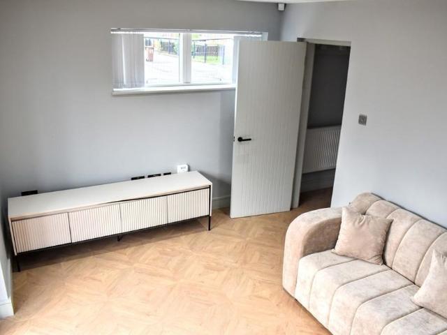 5 bedroom end of terrace house to rent