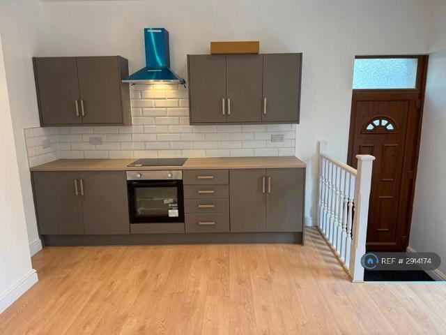5 bedroom end of terrace house to rent