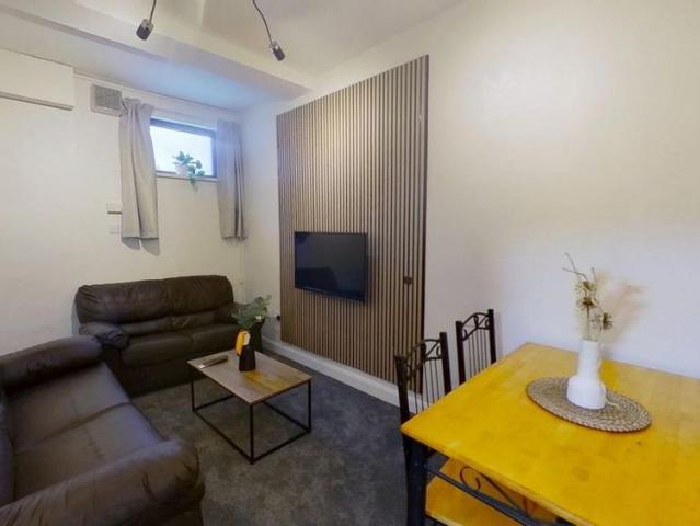 5 bedroom end of terrace house to rent