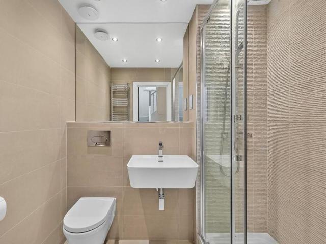 5 bedroom end of terrace house to rent
