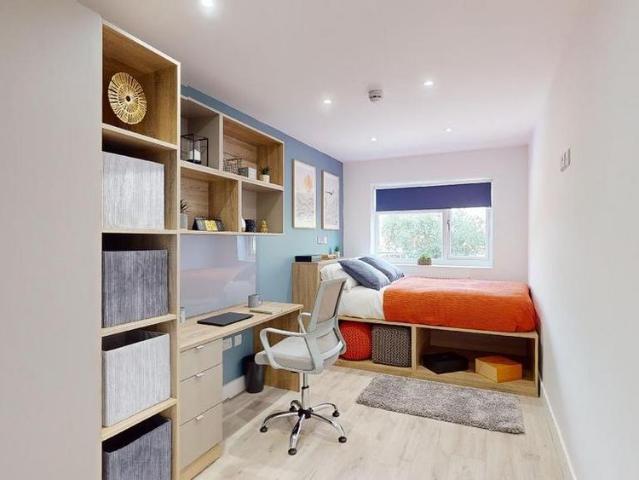 5 bedroom end of terrace house to rent