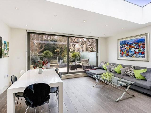 5 bedroom end of terrace house to rent