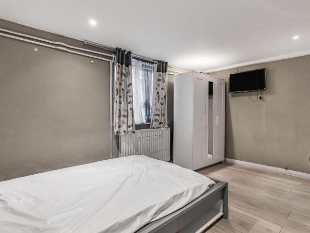 5 bedroom end of terrace house to rent