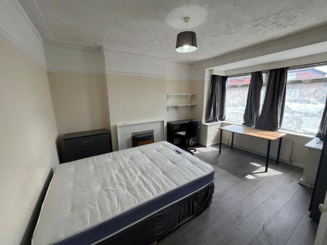 5 bedroom end of terrace house to rent
