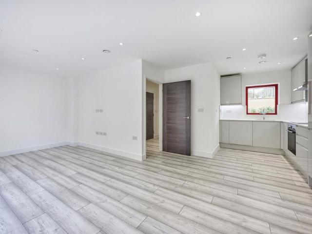 5 bedroom end of terrace house to rent