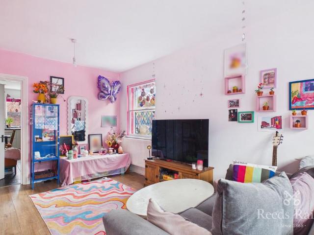 5 bedroom end of terrace house to rent