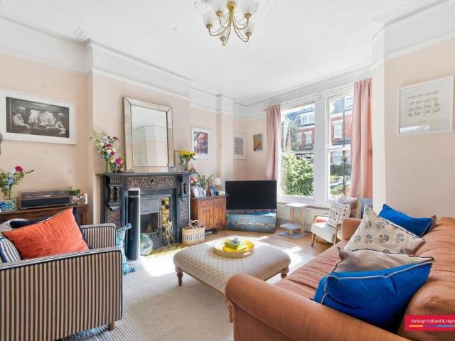 5 bedroom end of terrace house to rent