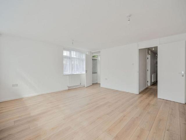5 bedroom end of terrace house to rent