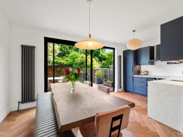 5 bedroom end of terrace house to rent