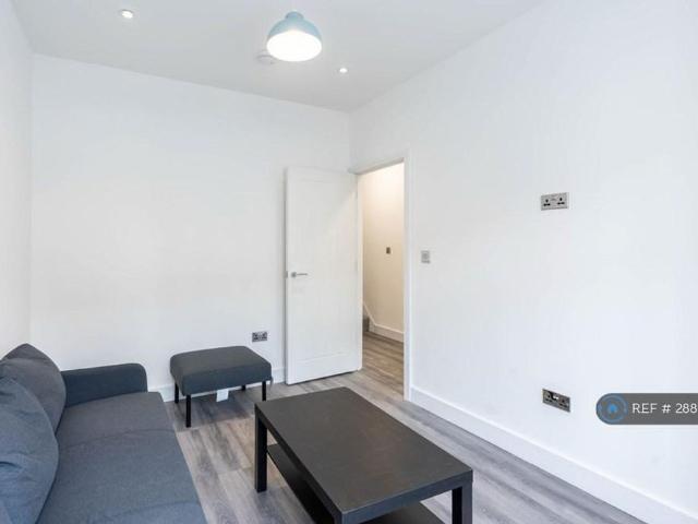5 bedroom end of terrace house to rent