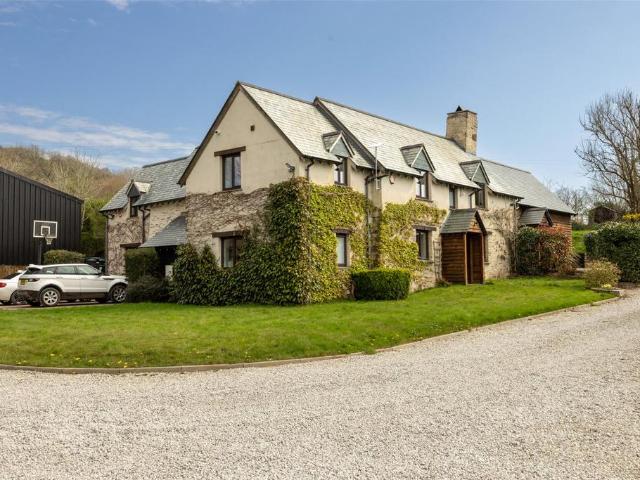 5 bedroom equestrian facility for sale