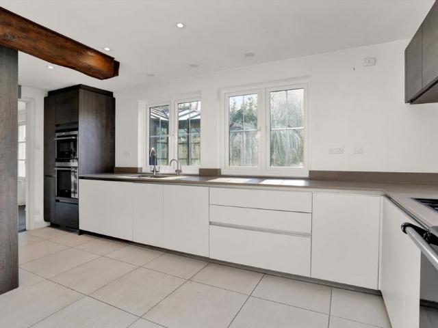 5 bedroom family home to let, located in one of Cobham's premier roads KT11