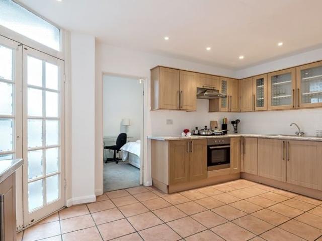 5 Bedroom Flat To Let