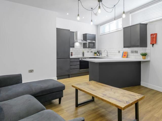 5 bedroom Flat To Let